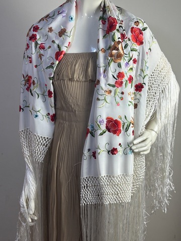 Mantón bordado seda blanca. Máxima calidad en Barcelona.