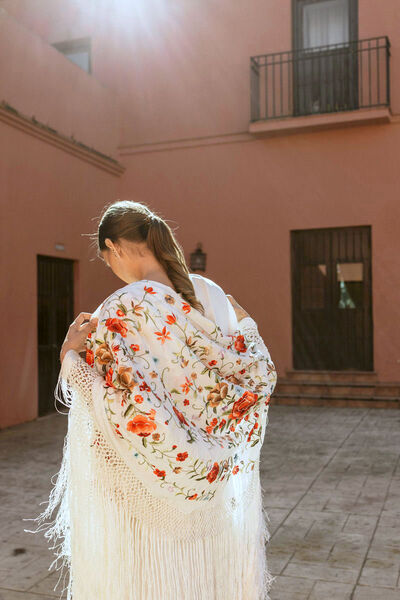 Mantón bordado seda blanca. Máxima calidad en Barcelona.